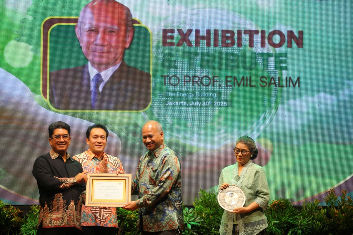 Foto Berita: Penghargaan kepada Prof Emil Salim - Ecobiz Asia