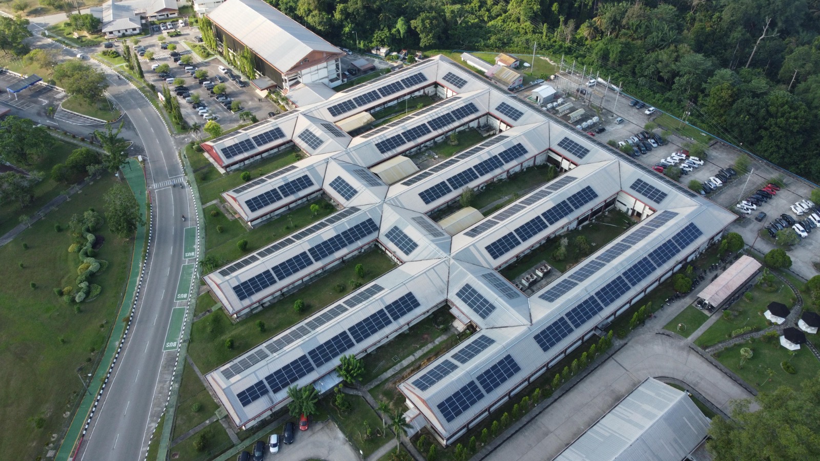 Minat Masyarakat Tinggi, Kapasitas PLTS Atap Tembus 538 MWp - Ecobiz Asia